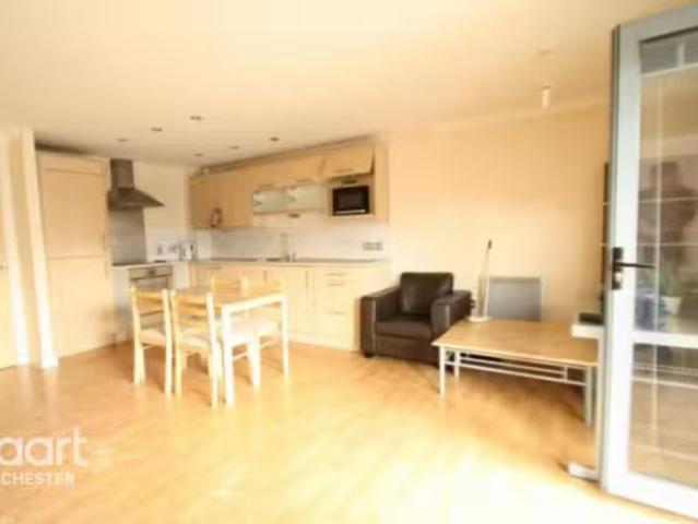 Cheap 1 BA 3 bedroom apartment for rent in Lightship Way, COLC.