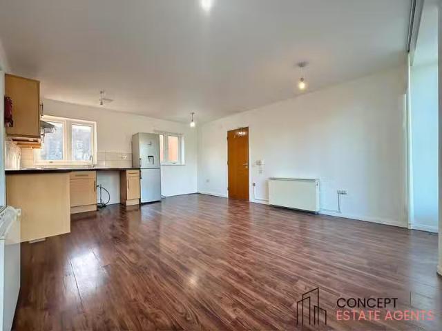 Cheap 1 BA 3 bedroom apartment for rent in London Road, Mitcha.