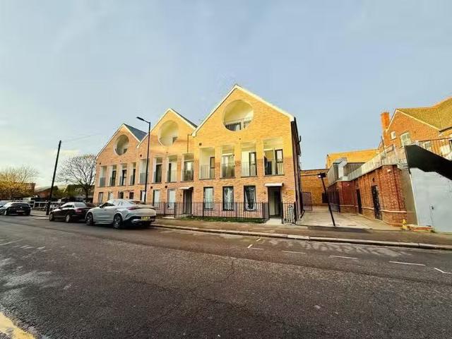 Rental! 1 BA 3 bedroom apartment for rent in Queensway, Enfile.