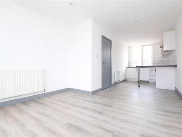 Just in! 1 BA 3 bedroom apartment for rent in Winchester Road.