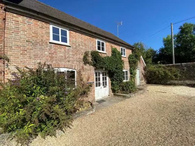 Cozy 1 BA 3 bedroom detached house for rent in Dorchester, DT2