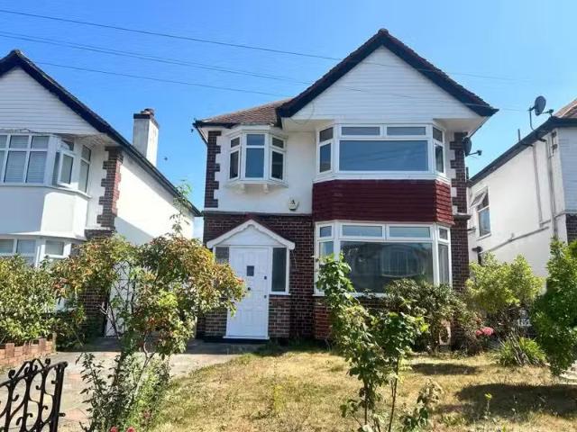 For Rent! 1 BA 3 bedroom detached house for rent in Manor Driv.