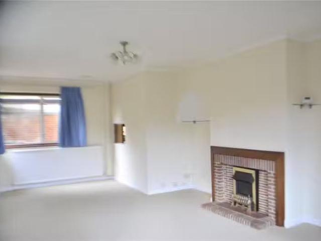 Just in! 1 BA 3 bedroom detached house for rent in Purley Bury.