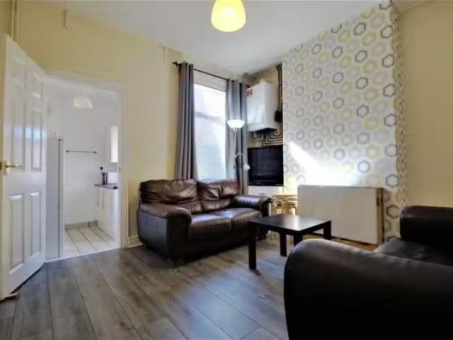Cozy 1 BA 3 bedroom end of terrace house for rent in Carmelite.