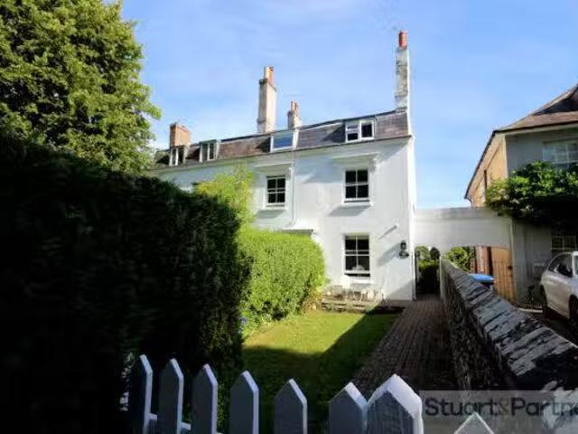 Just in! 1 BA 3 bedroom end of terrace house for rent in Hasso.