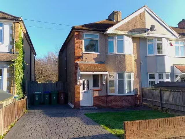 Rental! 1 BA 3 bedroom end of terrace house for rent in Oaklan.