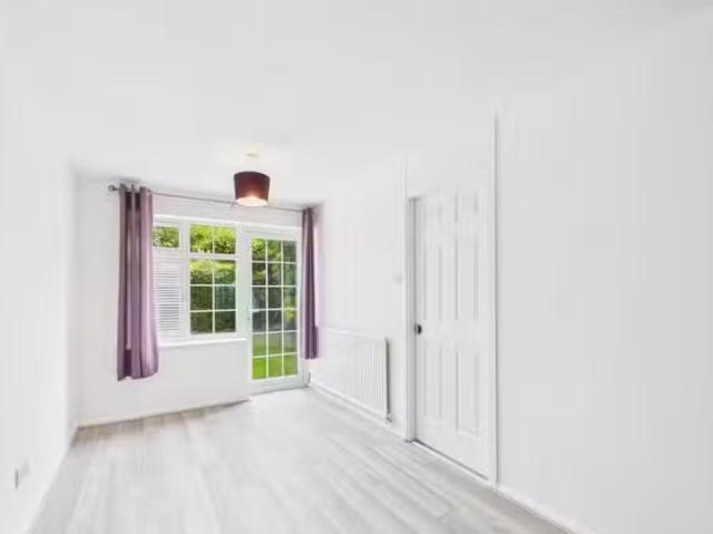 Rental! 1 BA 3 bedroom end of terrace house for rent in Lambou.