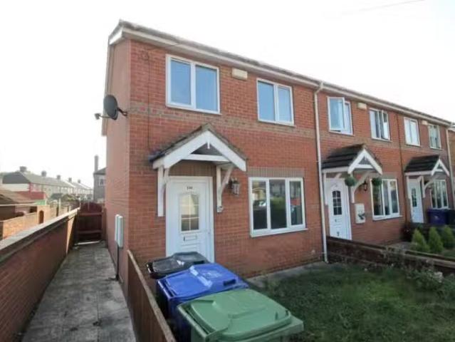 For Rent! 1 BA 3 bedroom end of terrace house for rent in Sala.