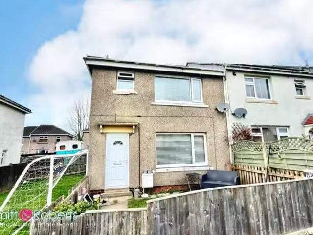 New 1 BA 3 bedroom end of terrace house for rent in The Cresce.