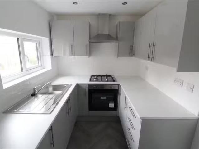 Nice 1 BA 3 bedroom Flat to rent, Austhorpe Road, Leeds, LS15.
