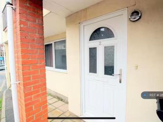 Rental! 1 BA 3 bedroom flat for rent in Talbot Place, Bristol.