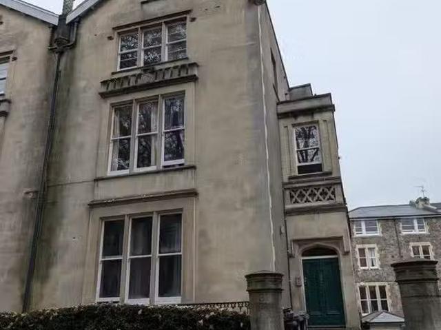 Deal! 1 BA 3 bedroom flat for rent in Arlington Villas Basem.