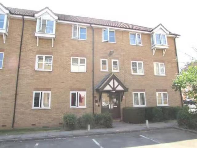 Cozy 1 BA 3 bedroom flat for rent in Foxglove Court, Wembley.
