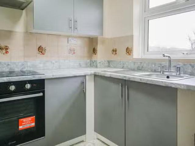 Cheap 1 BA 3 bedroom flat for rent in Leasow Drive, Birmingham.