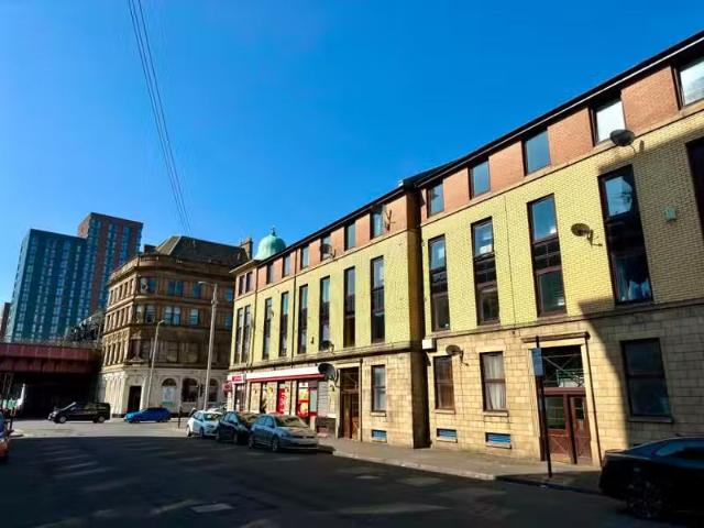 For Rent! 1 BA 3 bedroom flat for rent in Oxford Street, Trade.