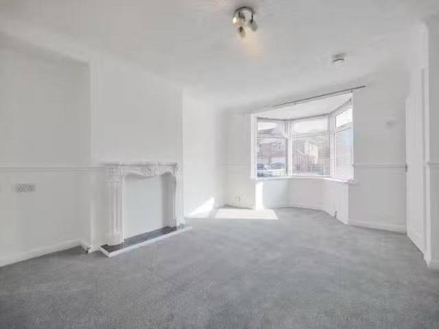 Charming 1 BA 3 bedroom house for rent in Caversham Road, King.
