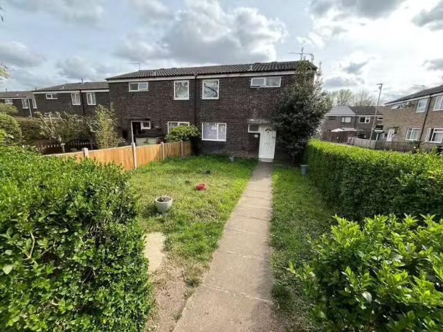 Cheap 1 BA 3 bedroom house for rent in Anna Sewell Close, THET.