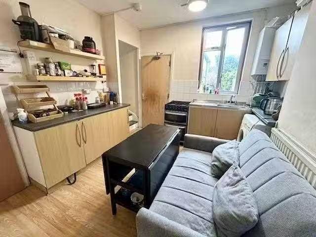 Deal! 1 BA 3 bedroom house for rent in Buller Road, Brighton.