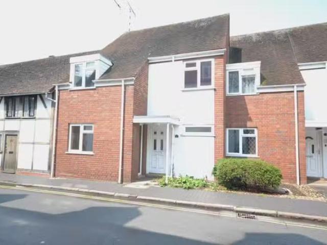 Just in! 1 BA 3 bedroom house for rent in Ely Street, Stratfor.