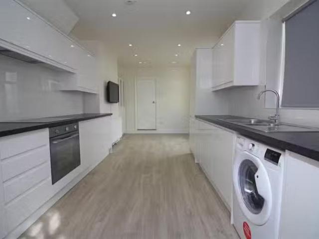 Cheap 1 BA 3 bedroom house for rent in Thorpe Road, London, E17