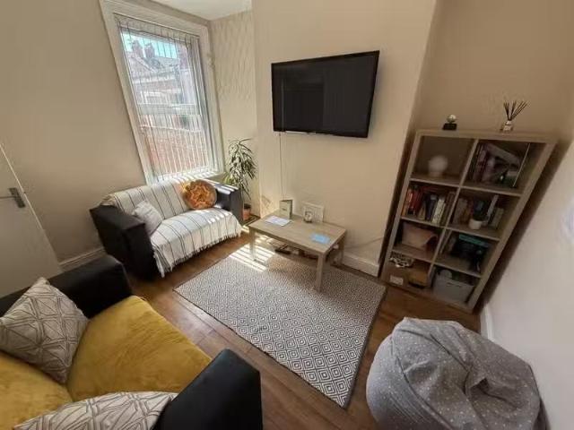 Cheap 1 BA 3 bedroom house share for rent in Melbourne Street.