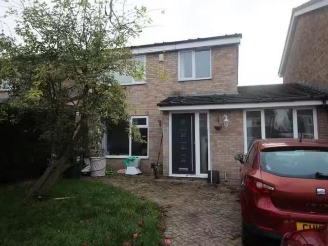 Cozy 1 BA 3 bedroom link detached house for rent in Dovedale.