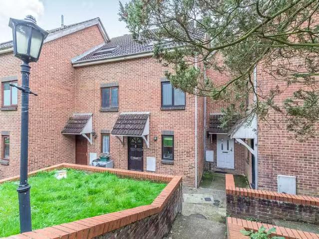 Deal! 1 BA 3 bedroom Mid Terrace House to rent, The Mews Lesle.