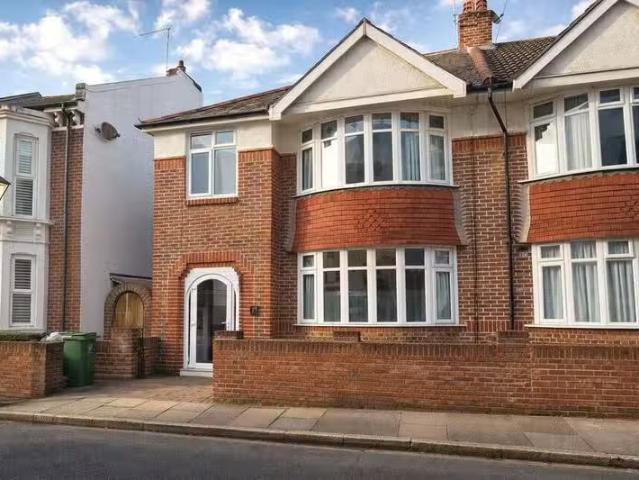 Deal! 1 BA 3 bedroom Mid Terrace House to rent, Clarence Road.