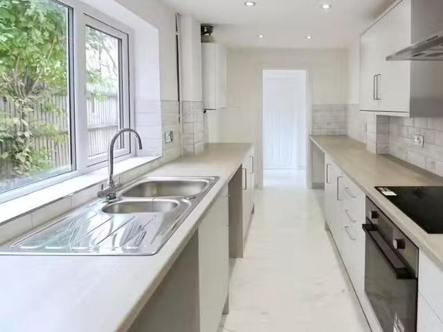 Unique 1 BA 3 bedroom Mid Terrace House to rent, Priory Road.