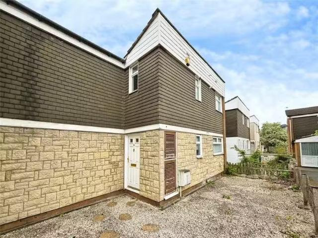 Deal! 1 BA 3 bedroom Mid Terrace House to rent, Stonedale, Sut.
