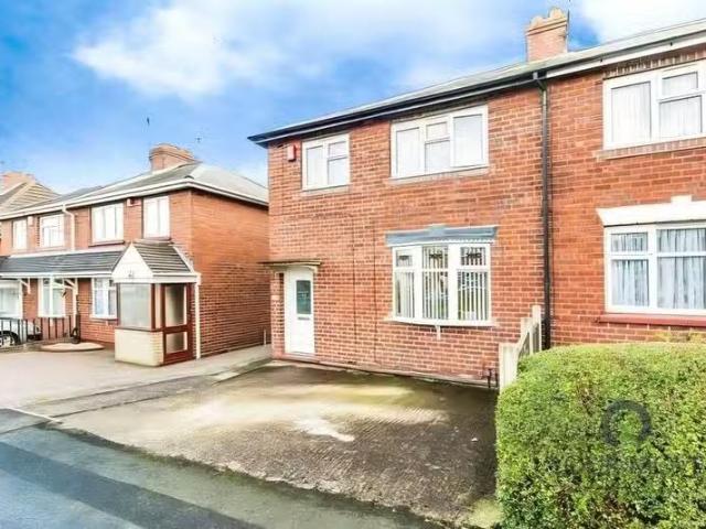 New 1 BA 3 bedroom Semi Detached House to rent, Borough Cresce.