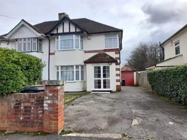 Unique 1 BA 3 bedroom Semi Detached House to rent, Courtlands.