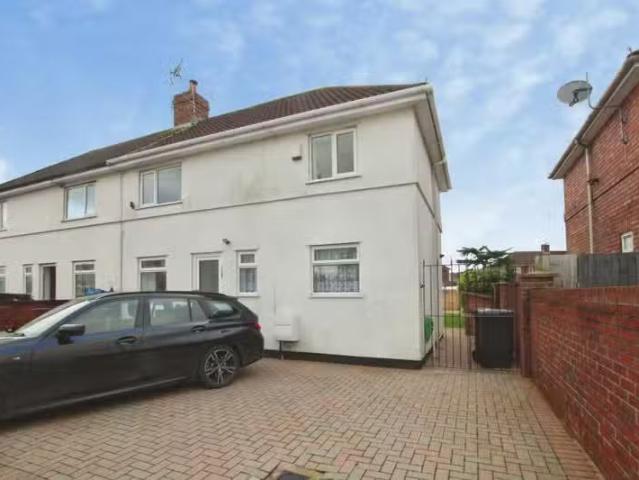 Cheap 1 BA 3 bedroom semi detached house for rent in Whiteway.