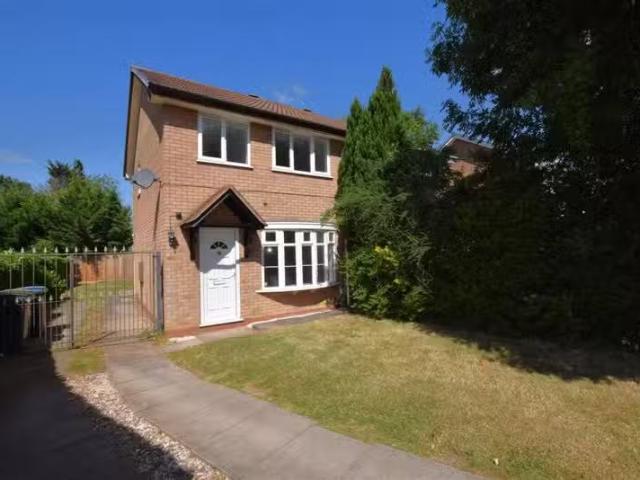 Cheap 1 BA 3 bedroom semi detached house for rent in Appledore.