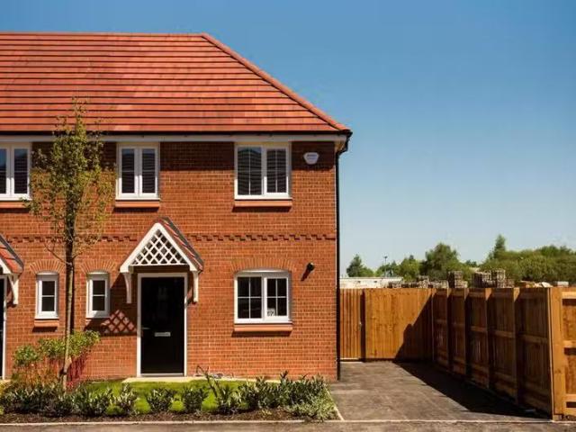 Cozy 1 BA 3 bedroom semi detached house for rent in Cromwell R.
