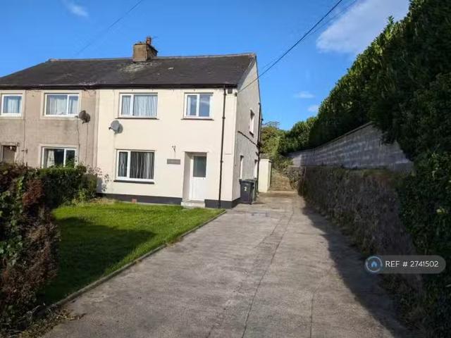 Cheap 1 BA 3 bedroom semi detached house for rent in Green End.