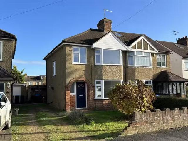 Cheap 1 BA 3 bedroom semi detached house for rent in Holme Roa.