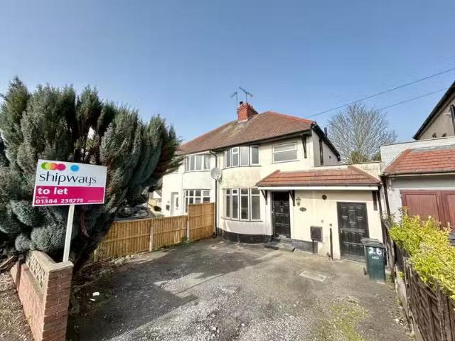 Cozy 1 BA 3 bedroom semi detached house for rent in Pensnett R.
