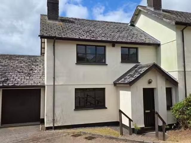 Cheap 1 BA 3 bedroom semi detached house for rent in Reed Mead.