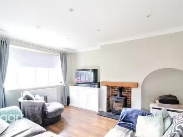 Charming 1 BA 3 bedroom semi detached house for rent in Rosebe.