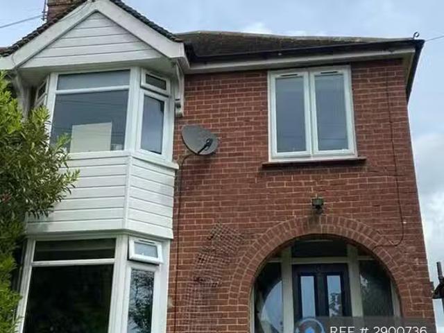 Rental! 1 BA 3 bedroom semi detached house for rent in Saltwoo.