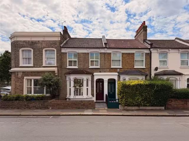 New 1 BA 3 bedroom property to let in Naylor Road, London, SE1.