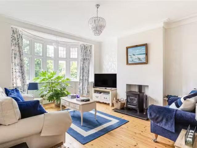 New 1 BA 3 bedroom property to let in Saville Road, Twickenham.