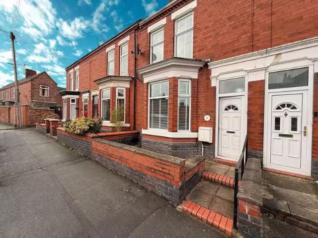Cozy 1 BA 3 bedroom terraced house for rent in Clifton Avenue.