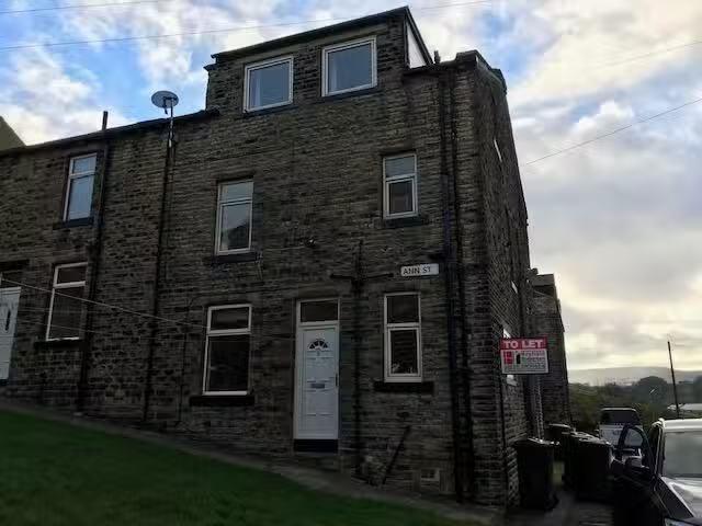 New 1 BA 3 bedroom terraced house for rent in Ann Street, Hawo.