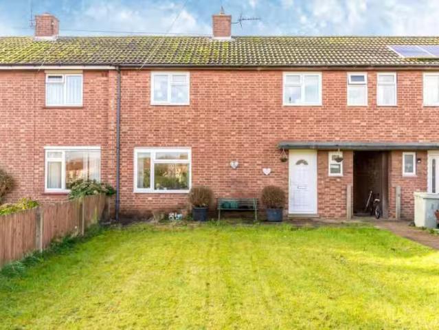 Cheap 1 BA 3 bedroom terraced house for rent in Burley Road, O.