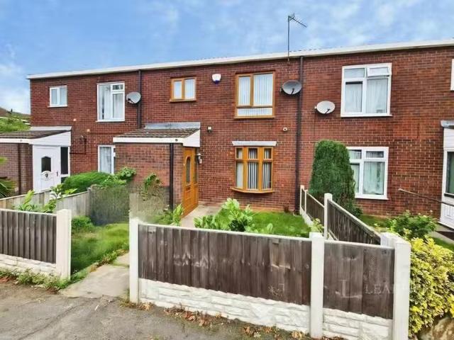 Cozy 1 BA 3 bedroom terraced house for rent in Easmore Close.