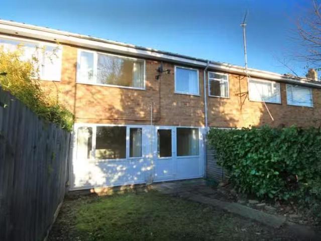 Nice 1 BA 3 bedroom terraced house for rent in Fernlea Close.
