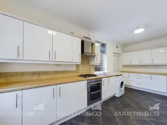 Charming 1 BA 3 bedroom terraced house for rent in Lifford Roa.