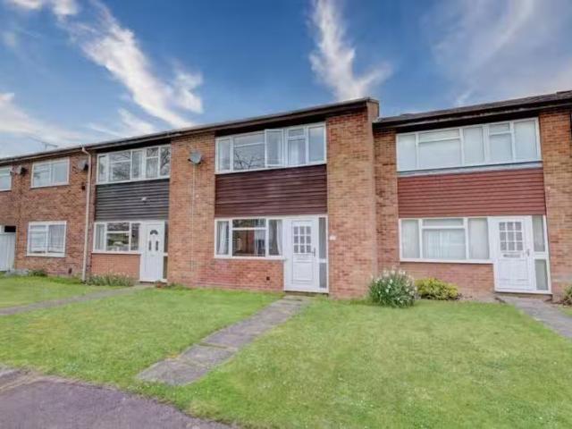 Charming 1 BA 3 bedroom terraced house for rent in Linden Walk.